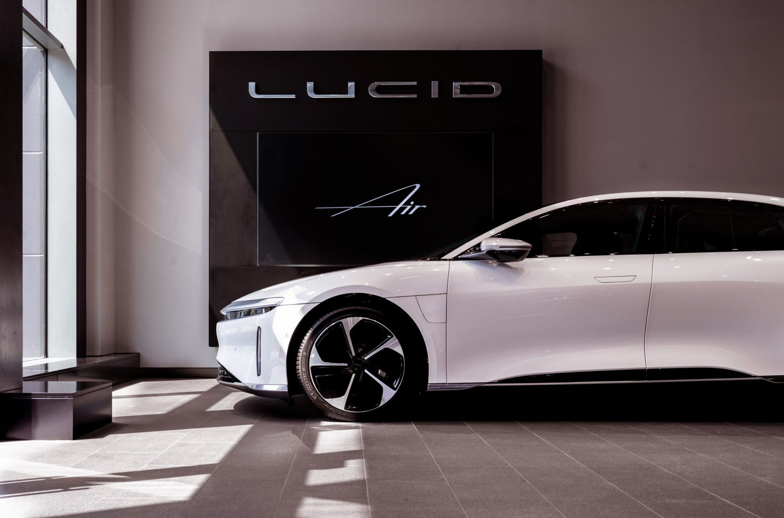 Lucid Brings Award-Winning Lucid Air to the United Arab Emirates ...